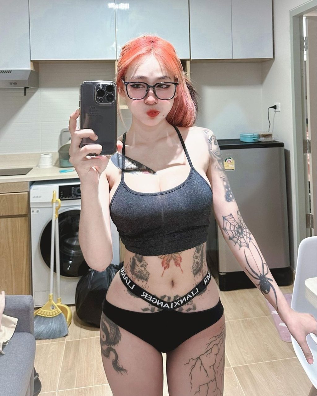 namii11455 สาวแว่น หน้าตาน่ารัก เปิดมาทำทุกคน ช็อค!! 18+ - Xzaap